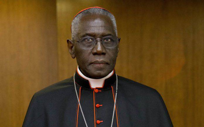 Cardinale Sarah: "Il diavolo vuole si dimentichi come si riceve l'Ostia"