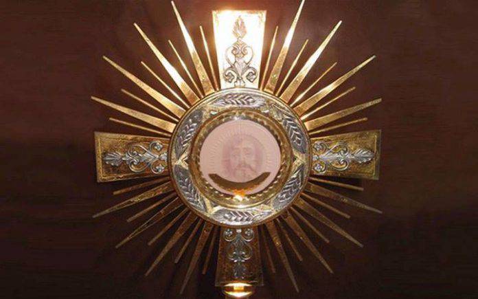 Il Miracolo eucaristico di de La Réunion: il volto di Cristo nell'Ostia