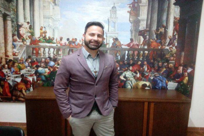 “E’ l’uomo che perdona Dio?” Don Massimiliano lo svela nel suo libro