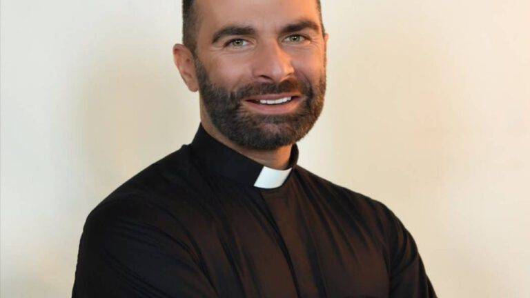 Preti alla ribalta del web: don Cosimo Schena tocca i cuori