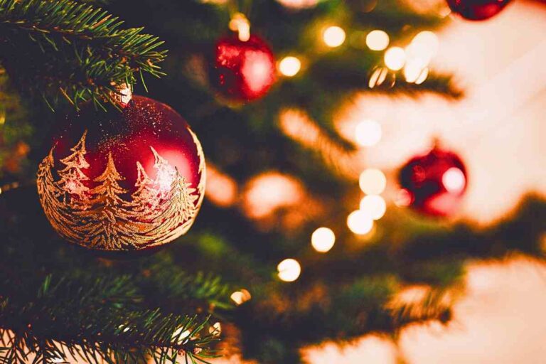 La storia e il profondo significato delle palline dell'albero di Natale